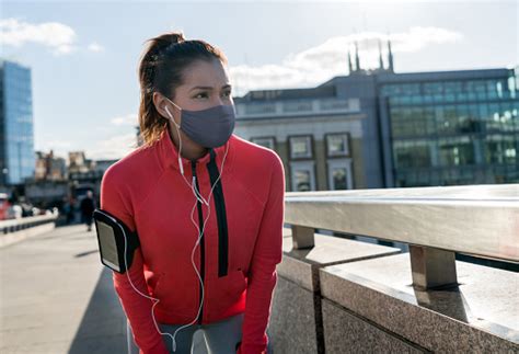 전염병 동안 얼굴 마스크를 착용 런던에서 야외에서 실행 하는 여자 달리기에 대한 스톡 사진 및 기타 이미지 달리기 코로나바이러스 25 29세 Istock
