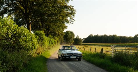 경치 좋은 여름 도로에서 클래식 메르세데스를 운전하다 · 무료 스톡 사진