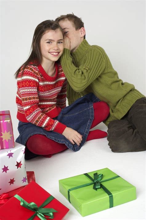 可爱的男孩与女孩图片 圣诞节玩耍的朋友素材 高清图片 摄影照片 寻图免费打包下载