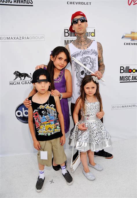 Oscar De La Hoya Addresses Claim Travis Barker Raised Daughter