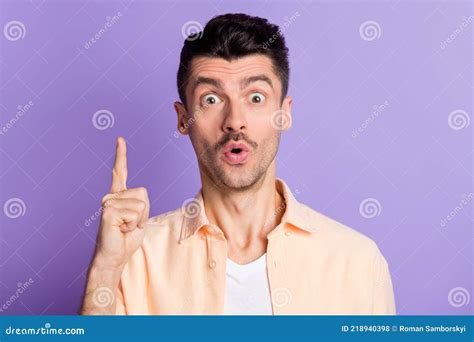 Foto De Um Cara Nerd Chocado Que Levanta O Dedo Tem Ideia De Vestir