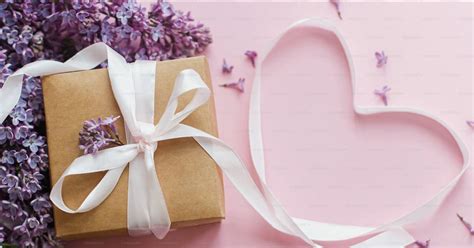 행복한 발렌타인 데이와 어머니의 날 개념 라일락 꽃 선물 상자 분홍색 종이에 하트 리본 세련 된 꽃 인사말 카드입니다 퍼플 라일락 꽃다발과 세련된 크라프트 선물