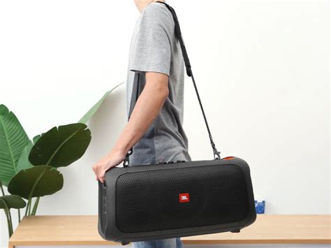 Mặt dưới của loa là chân đế giúp loa bám chặt vào vị trí đặt tránh trường hợp trơn trượt rơi