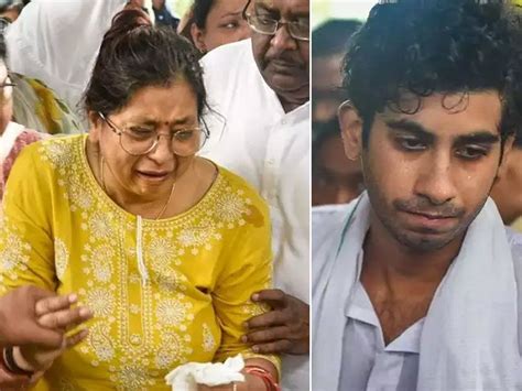 Comedian Raju Srivastav Wife Shikha Srivastav Breaks Down At Husband Funeral Son Ayushman Also