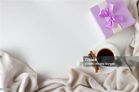 커피 한 잔 계피 설탕 스카프 흰색 배경에 선물 상자 공간을 복사합니다 플랫 레이 상단 보기 0명에 대한 스톡 사진 및 기타 이미지 Istock
