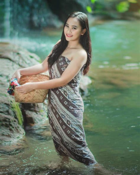 Gadis Desa Pakai Sarung Batik Itu Cantiknya Maksimal Dzargon