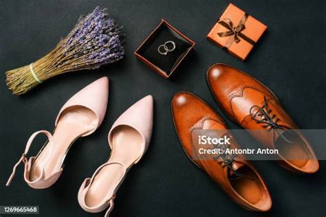 신부와 신랑을위한 웨딩 액세서리 상자에 반지와 결혼식 배경 꽃과 신발의 꽃다발 결혼식의 세부 사항 엽서 및 초대장 상단 보기 평면 레이아웃 가죽에 대한 스톡 사진 및 기타