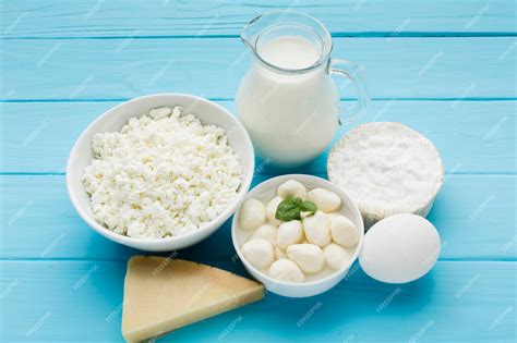 Variedad De Quesos Orgánicos Con Leche Foto Gratis