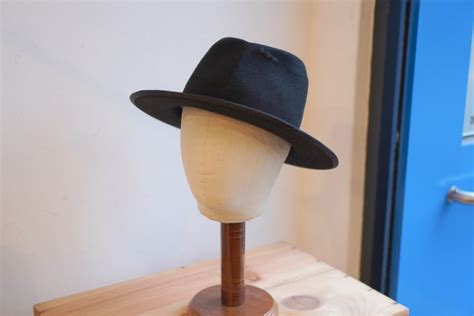 챙이 넓은 검정색 페도라패션의 완성은 모자