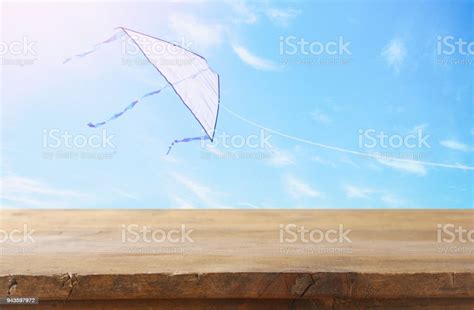 화려한 연 푸른 하늘에 구름을 통해 비행 앞 빈 소박한 테이블의 이미지 제품에 대 한 프레 젠 테이 션을 표시 합니다 공란에 대한 스톡 사진 및 기타 이미지 Istock