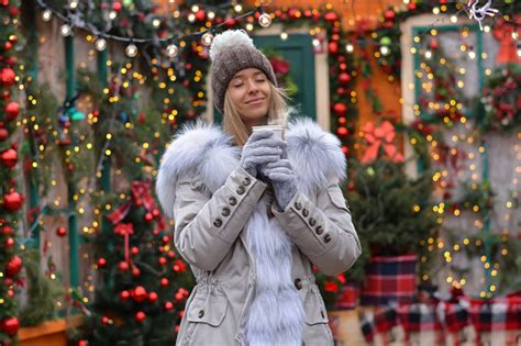 크리스마스 하우스의 배경에 겨울에 차 커피 또는 기타 뜨거운 음료를 마시는 아름다운 미소 소녀 2021년에 대한 스톡 사진 및 기타 이미지 Istock