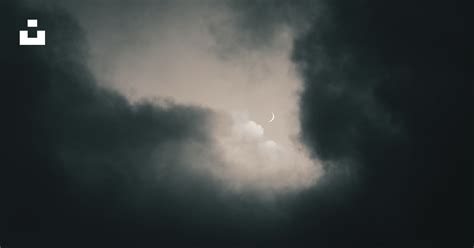 구름과 반달이 있는 어두운 하늘 사진 Unsplash의 무료 달 이미지