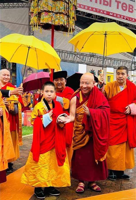 Азжаргал Оройн дээд Очирдара Аравдугаар Богд гэгээн Жэвзүндамба хутагт танд лагшин мэндэлсэн