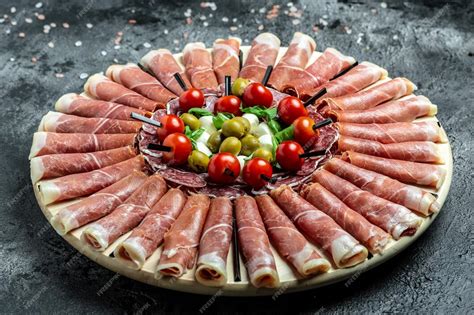 전통적인 스페인 타파스 안티파스토 플래터 잼 프로슈토 햄 쇠고기 육포 살라미 소시지와 치즈 플래터 평면도의 경화 고기와 치즈 플래터 프리미엄 사진