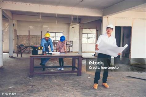 건설 엔지니어 팀워크 안전 정장 트러스트 팀 건설 현장에서 화이트 옐로우 세이프티 하드 햇 보안 장비를 들고 있습니다 민간 건설 엔지니어 개념에 대한 하드 햇 보호 헤드