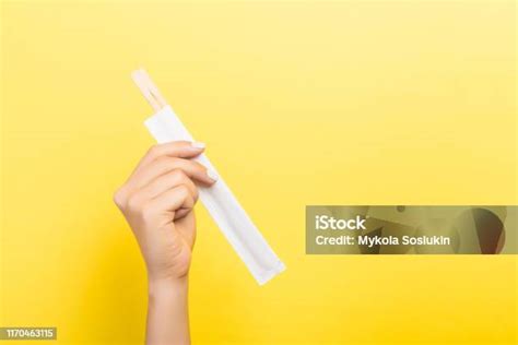 노란 배경에 팩에 젓가락을 들고 여자의 손 디자인 공간을 위한 빈 공간이 있는 중국 음식 컨셉 개념에 대한 스톡 사진 및 기타 이미지 Istock