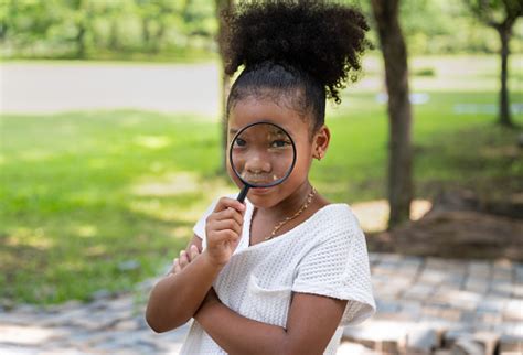 아프리카 계 미국인 어린이 소녀는 숲에서 돋보기로 탐험합니다 돋보기 광학 기기에 대한 스톡 사진 및 기타 이미지 돋보기 광학 기기 소녀 아프리카계 미국 민족 Istock