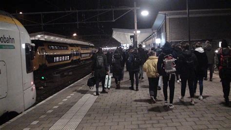 림 부르 크에 있는 벤로 중앙 기차역 네덜란드 유럽 플러스 도착 후 역 플랫폼을 출발 하는 사람들 2019년에 대한 스톡 사진 및 기타 이미지 Istock