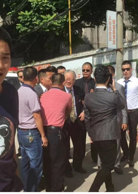 向華強大哥向華炎先生回祖籍潮汕探望，原來他們長得真像！ 每日頭條