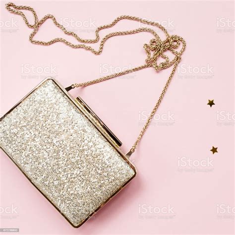 축제 저녁 골든 핑크에 스타 스프링으로 클러치 휴일과 축 하 배경입니다 럭셔리 액세서리와 파티 개념 Theatrical Performance에 대한 스톡 사진 및 기타