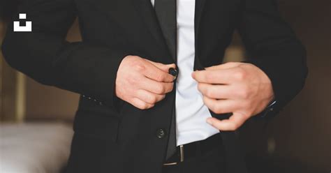 검은 양복 재킷과 흰색 드레스 셔츠를 입은 남자 사진 Unsplash의 무료 분홍색 이미지