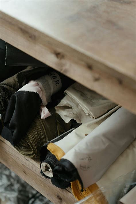 가지런히 정리된 공예 녹색 직물 단색 뜨개질 롤 면직물 목록 바느질 용품 벌크 패브릭 볼트 비축 산업의 샘플 롤 선반 선반 유닛 섬유 섬유