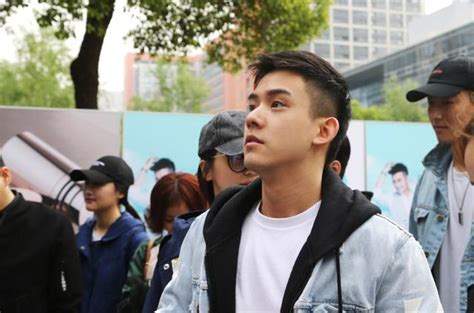 新一代小鮮肉蔡振廷寫真，俊朗多情英氣瀟灑，自帶光芒氣質獨特 每日頭條