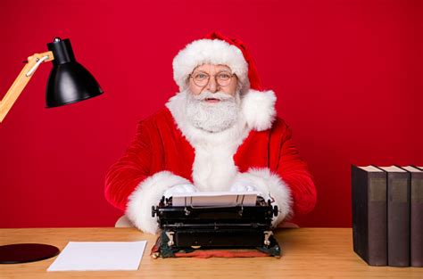 사진 산타클로스 그레이 비어드 앉아 책상 타입 빈티지 타자기 램프 종이 책 착용 X마스 의상 코트 모자 안경 고립 된 빨간 색 배경 남자에 대한 스톡 사진 및 기타 이미지