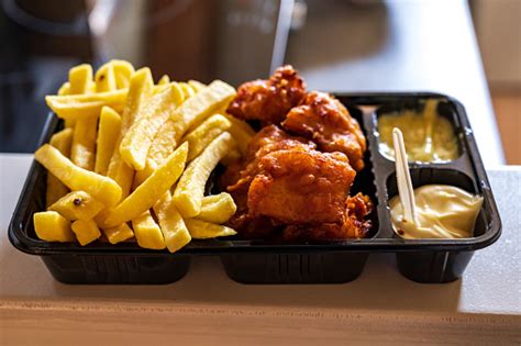 네덜란드 길거리 음식 프렌치 프라이드 감자 의 일부 기름 대구 생선 필레에 튀긴 조각과 두 개의 소스 0명에 대한 스톡 사진 및 기타 이미지 Istock