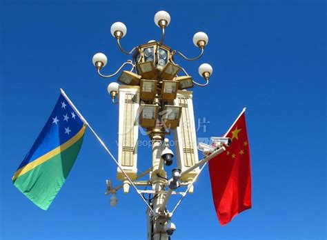 北京天安门广场悬挂中国和所罗门群岛国旗 人民图片网