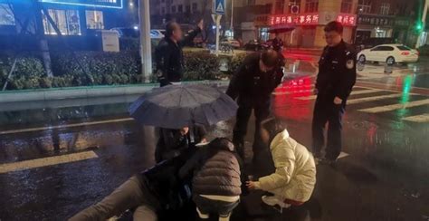 雨中施救办案途中遇交通事故红岛派出所民警急伸援手 腾讯新闻