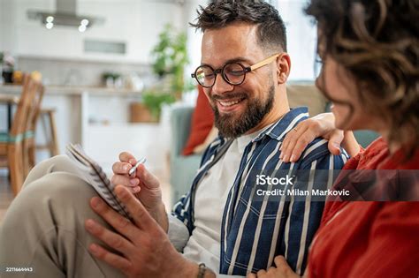 젊은 커플이 미래를 계획하고 집에서 메모장에 글을 쓰고 있습니다 20 29세에 대한 스톡 사진 및 기타 이미지 20 29세 2명 35 39세 Istock