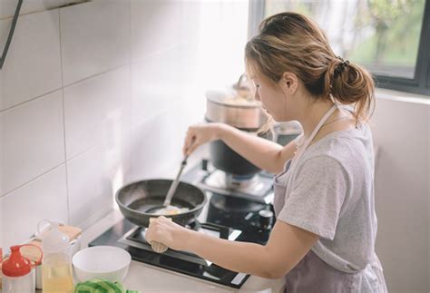 아침 식사를 준비하는 부엌에서 계란을 튀기는 아시아의 중국 아름다운 여성 20 29세에 대한 스톡 사진 및 기타 이미지 20 29세 가사 집안일 가정 생활 Istock