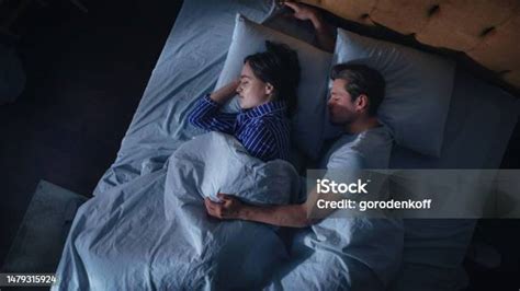 Top View Home Glückliches Junges Paar Kuschelt Sich Zusammen Im Bett