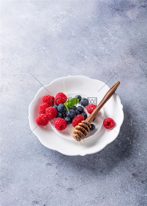 新鲜采摘的蓝莓和覆盆子高清摄影大图 千库网