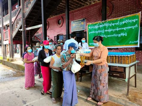 မြောင်းမြမြို့၌ အ‌ခြေခံလူတန်းစား အိမ်ထောင်စုများအား ဆန်၊ ဆီ၊ ဆား၊ ကြက