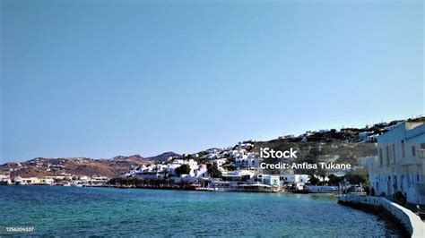 그리스 미코노스의 푸른 바다와 하얗게 칠해진 마을의 그림 같은 풍경 0명에 대한 스톡 사진 및 기타 이미지 0명 건축