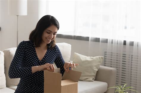 미소 짓는 젊은 혼합 인종 베트남 여자 작은 골판지 상자를 포장 30 34세에 대한 스톡 사진 및 기타 이미지 30 34세 가정 생활 고객 Istock
