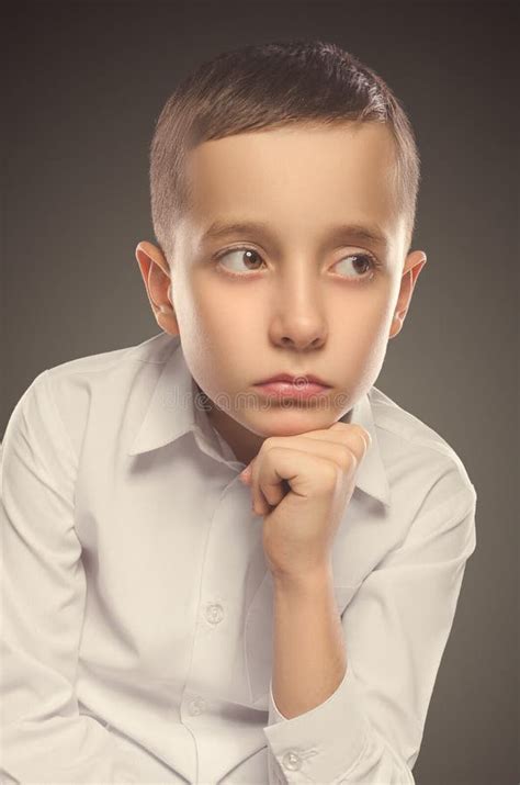 Giovane Ritratto Del Ragazzo Ragazzo Serio Immagine Stock Immagine Di