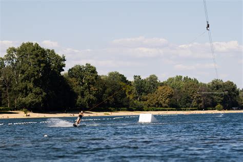 여성 웨이크 보더 웨이크 서핑 수상 스키 카벨을 타는 소녀 견인 로프를 잡고 있습니다 호수에서의 여름 활동 25 29세에 대한 스톡 사진 및 기타 이미지 Istock