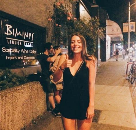 Girl Takes Selfies With Strangers Making Out Nails It Every Time Huffpost Uk Life