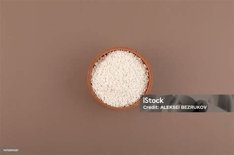 소르빈산 칼륨 나무 그릇에 식품 첨가물 E202 평면도 와인 안정제라고도 알려진 소르빈산의 입상 칼륨 염은 와인에 첨가 될 때 소르빈산을 생성합니다 가루로 빻은에 대한 스톡