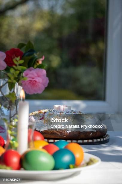 수직 사진 베이커리 케이크 부활절 아침 밝은 계란 불타는 촛불 정물 하루 야외 복사 공간 0명에 대한 스톡 사진 및 기타 이미지 Istock