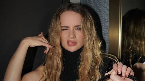 Joey King Joey Kings Stunning New Look Defying Warm Tones For Cool