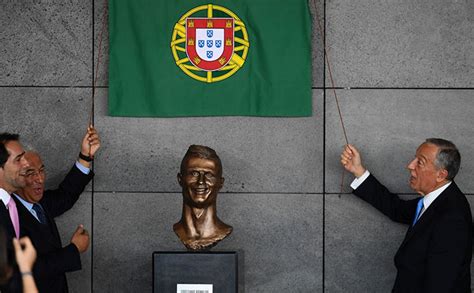 112 Of The Funniest Reactions To Cristiano Ronaldos Statue Bored Panda