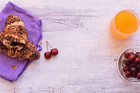 초콜릿 크로 오순절 신선한 압착된 오렌지 주스와 가벼운 나무 배경 배경 조식에 체리 달콤한 아침 식사 하루를 시작 건강한 생활