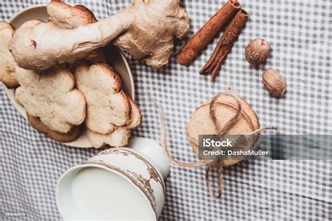 수건 나무 테이블에 우유 한잔과 함께 수 제 생강 쿠키 계 피 생강 닫습니다 공간에 복사 합니다 레트로 톤된 이미지 플랫 하다