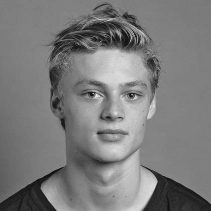Omg He S Naked Uhgain Jonas Smulders Goes Frontal In The Amsterdamse Naaktkalender Omg Blog