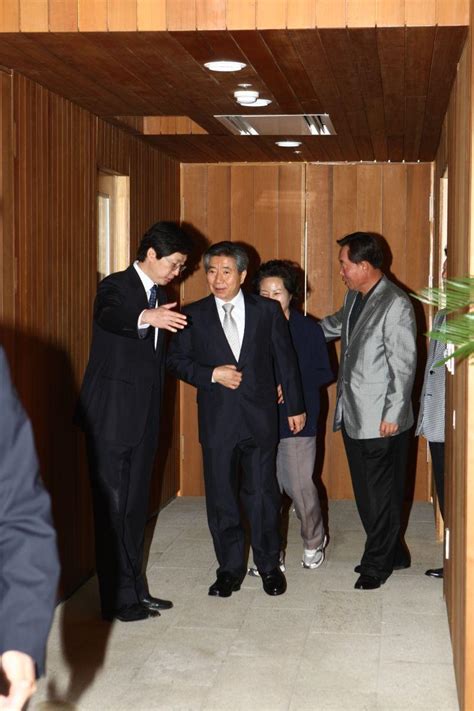 [노무현사료관] [검찰 소환 조사를 받기 위해 사저를 나서는 노무현 전 대통령]