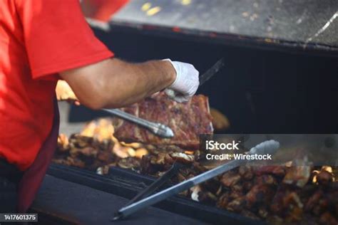 그릴 스토브에서 고기 조각을 요리하는 흰 장갑을 입은 사람의 클로즈업 고기에 대한 스톡 사진 및 기타 이미지 고기 남자 남자들만 Istock